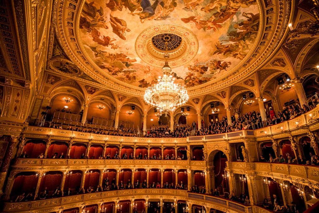 La Ópera de Budapest abre sus puertas tras la reforma más importante de ...