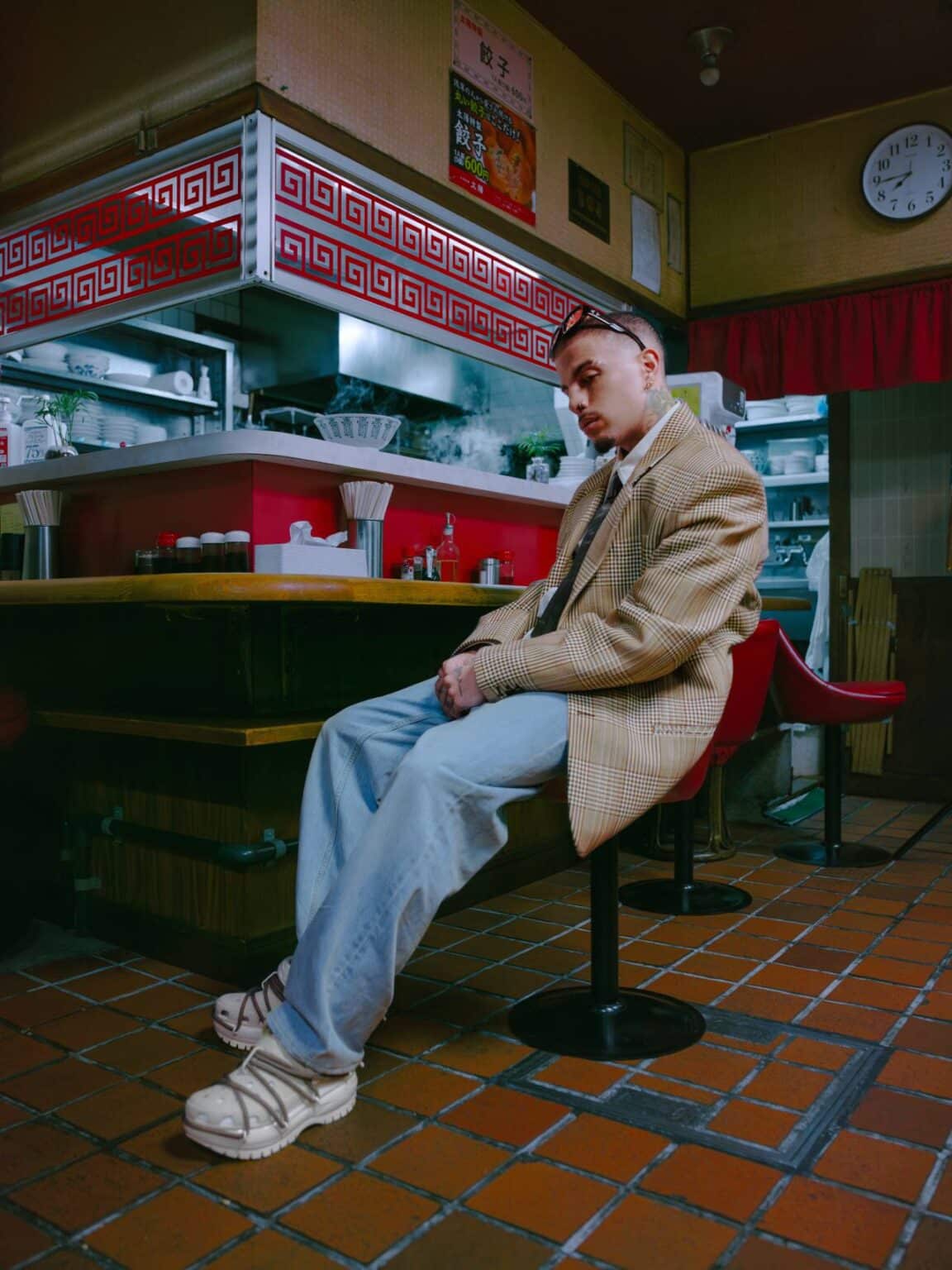 Rauw Alejandro lanza sus propias Crocs con alma japonesa | Gentleman ...