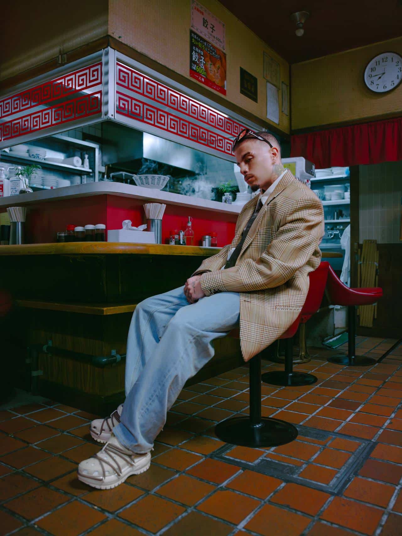 Rauw Alejandro lanza sus propias Crocs con alma japonesa | Gentleman ...