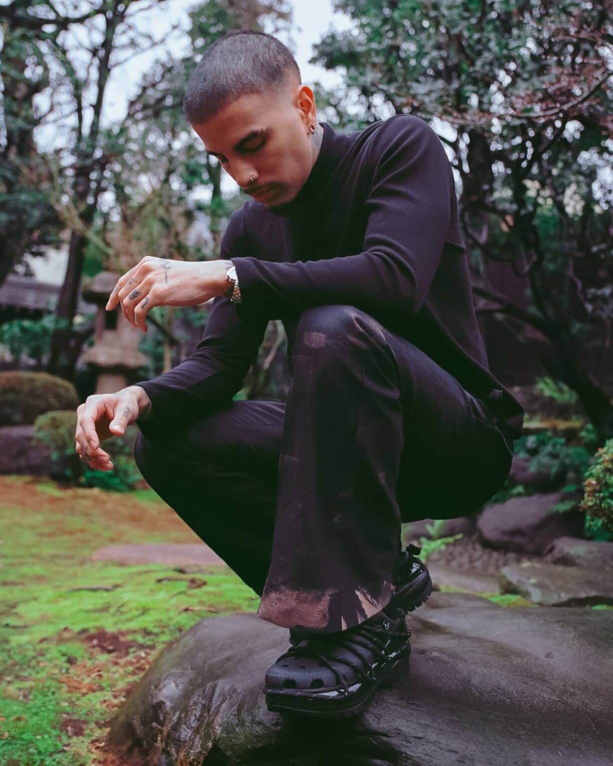 Rauw Alejandro lanza sus propias Crocs con alma japonesa | Gentleman ...