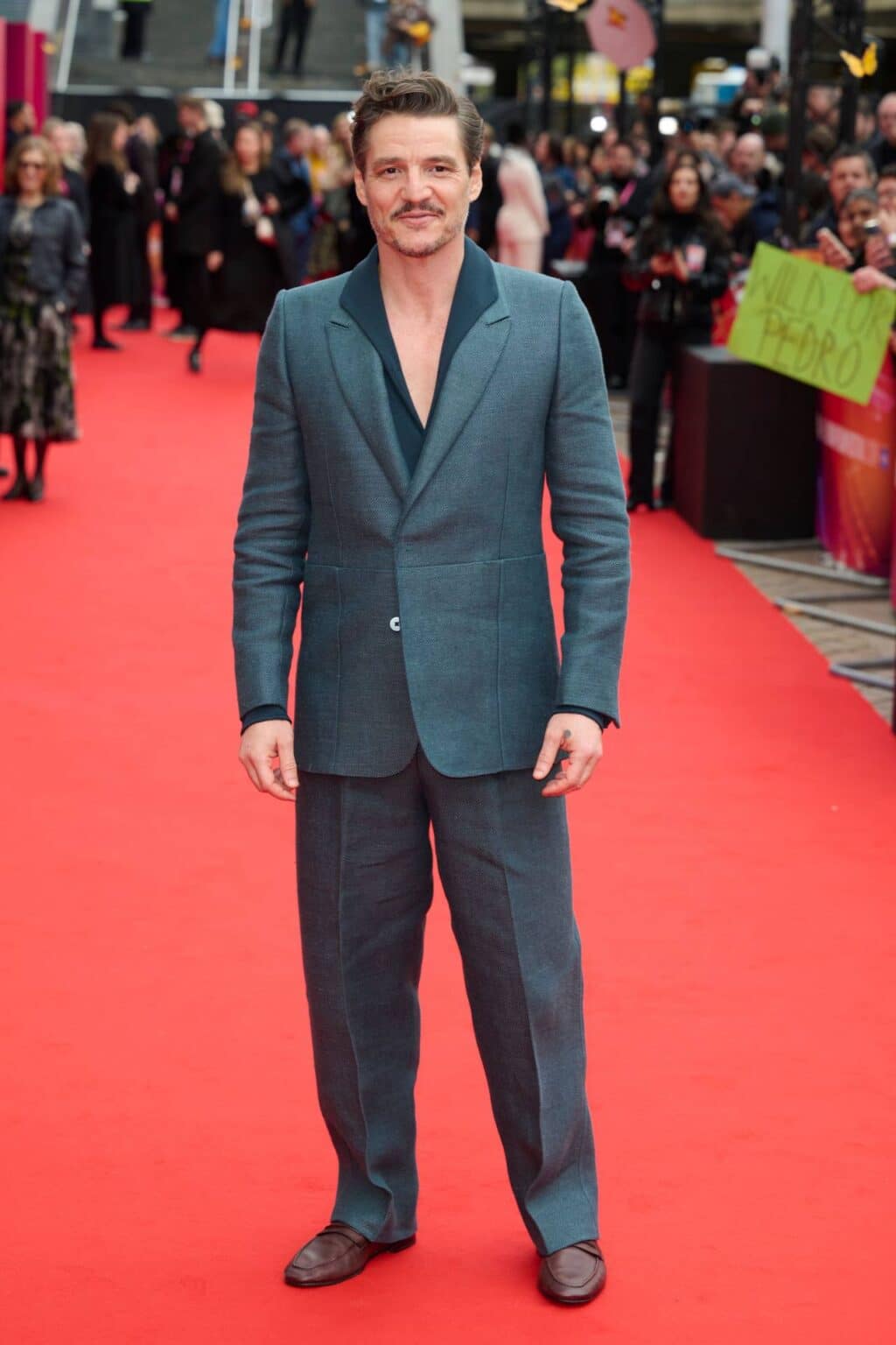 Pedro Pascal con traje verde o Álvaro Morte con camisa estampada: las ...