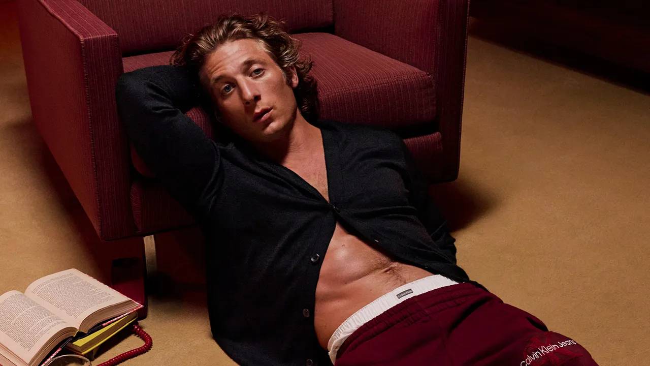 Jeremy Allen-White presume de básicos en lo último de Calvin Klein